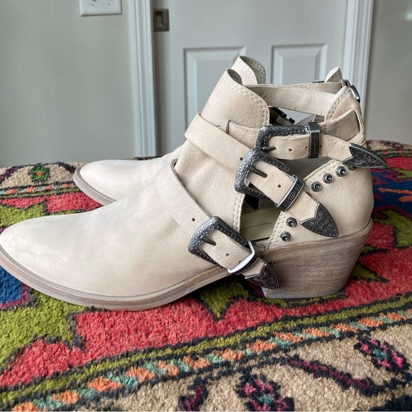 Dolce Vita | Shoes | Dolce Vita Nubuck Strappy Western Style Open Side ...